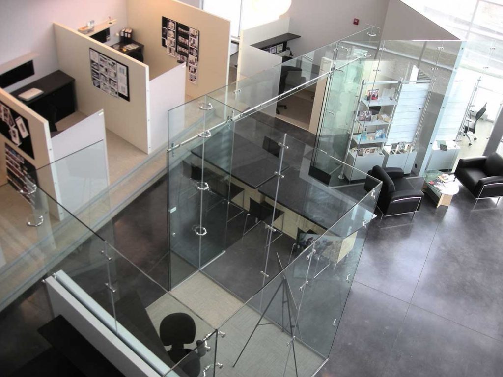 mix traditional cubicles with glass partitions | Avanti Systems